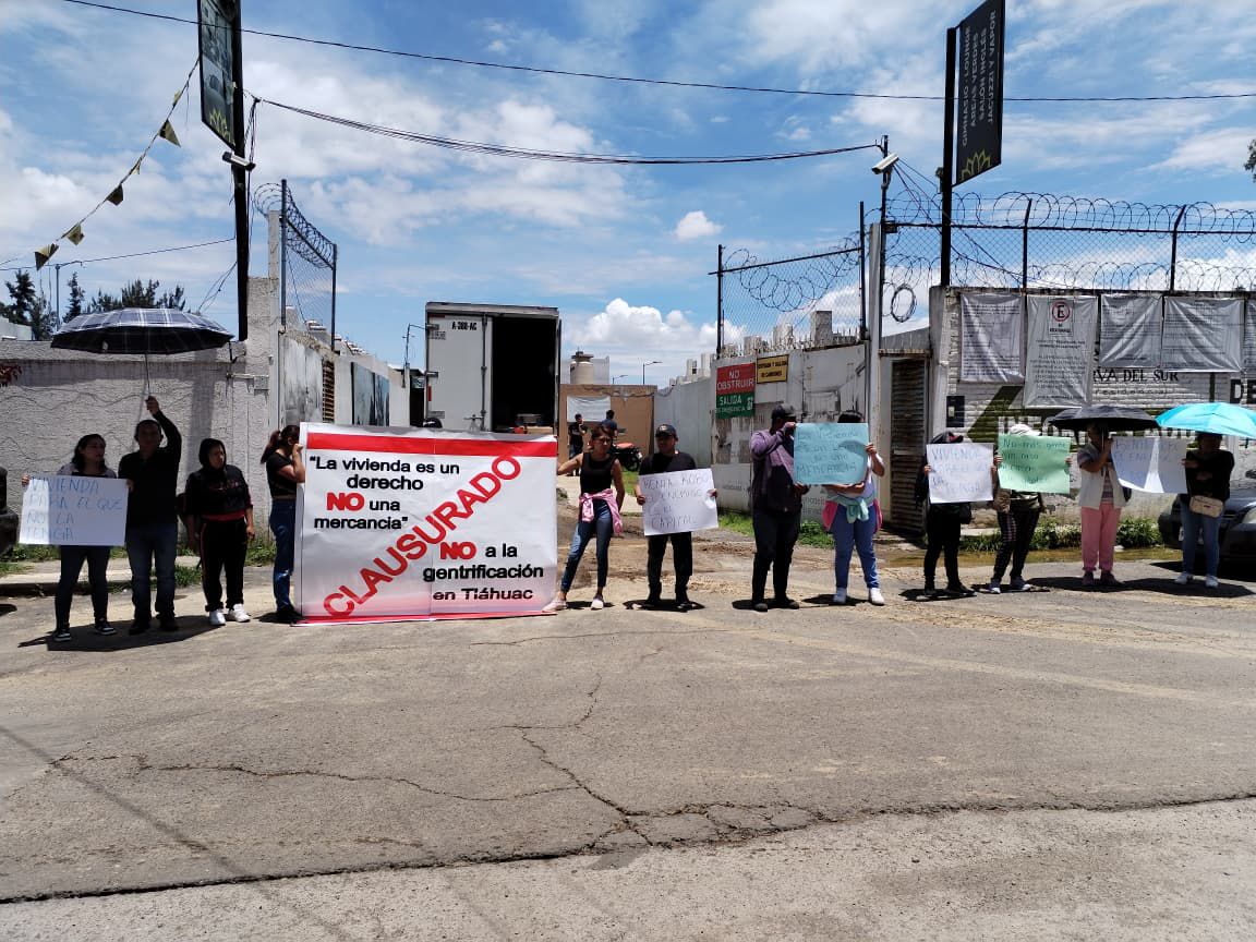 Vecinos de Tláhuac se manifiestan afuera del Club residencial “Reserva ...